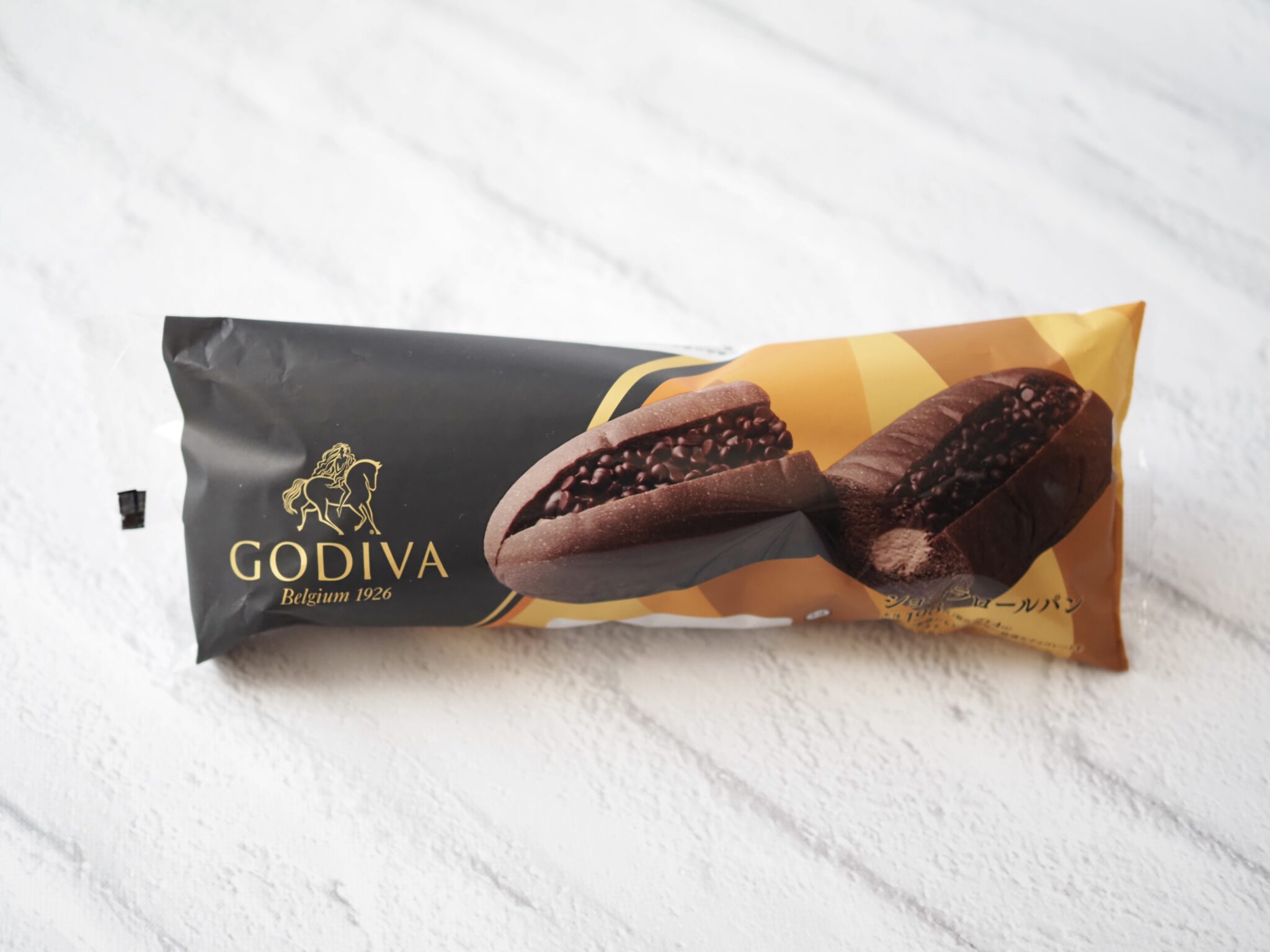 チョコチップがぎっしり！ローソンの「GODIVA ショコラロールパン」は大人向けのビターな味わい