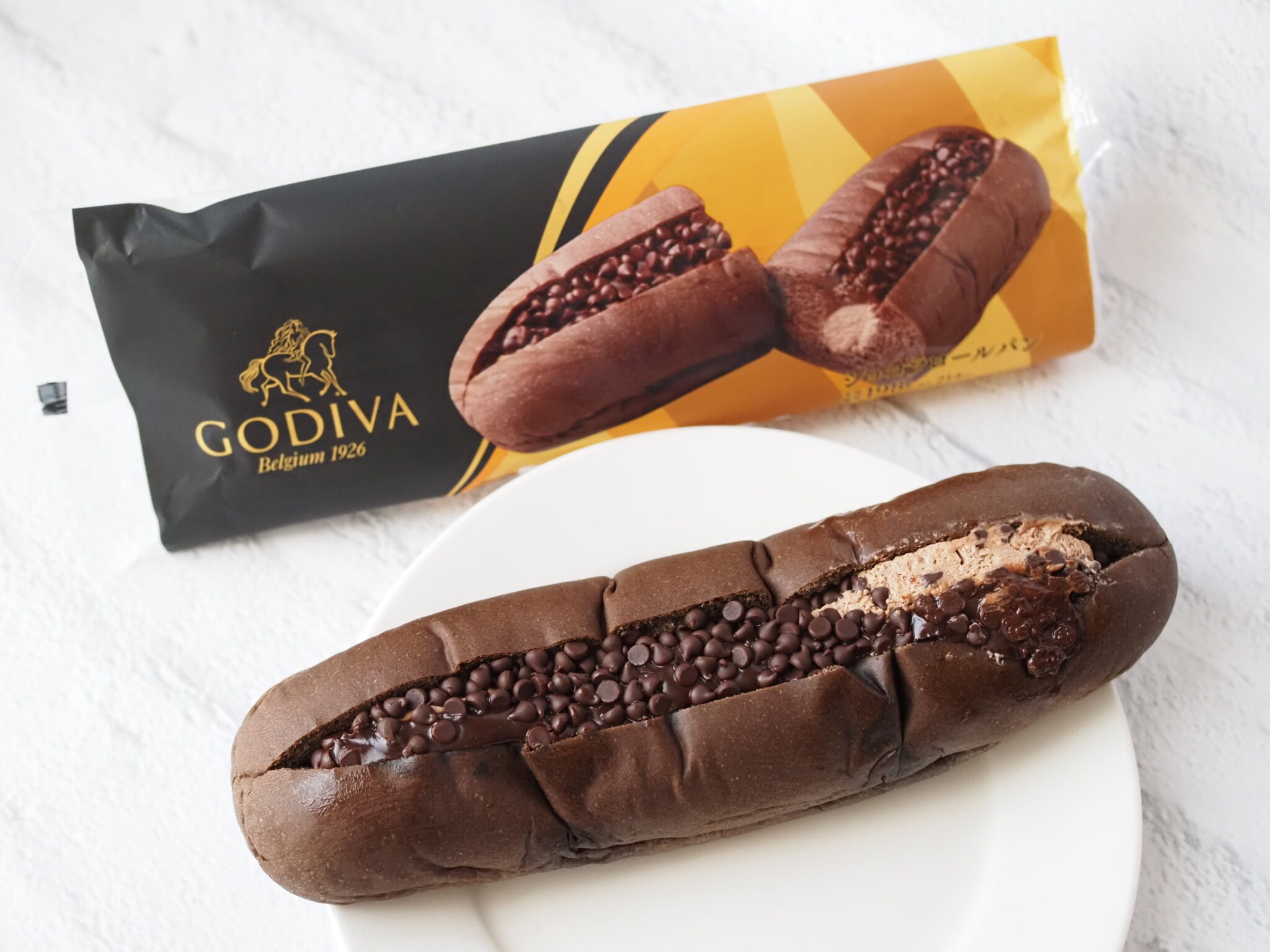 チョコチップがぎっしり！ローソンの「GODIVA ショコラロールパン」は大人向けのビターな味わい